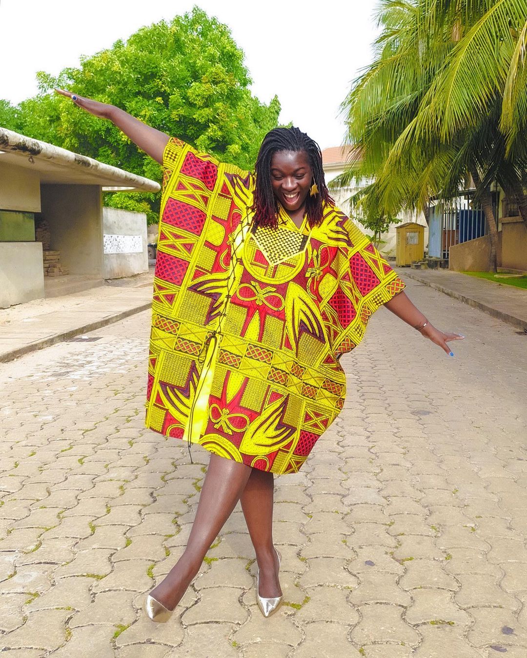 Leçon de style avec Karelle : porter le boubou africain de manière fun